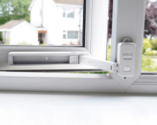 Best Child Safety Locks For Windows (UK Top 3) – Safe Secure Homes